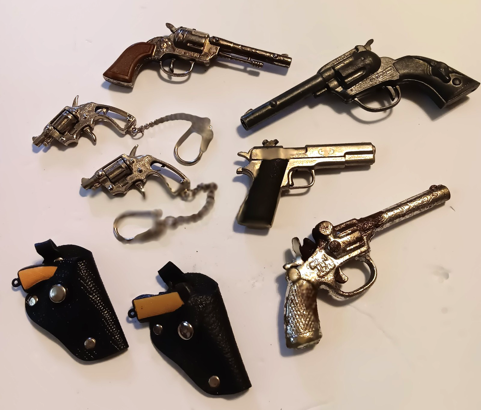 VINTAGE TOY CAP GUN PISTOL 8 PIECE LOT -KING, TEX, PAM PAM, MINI RAYO ...