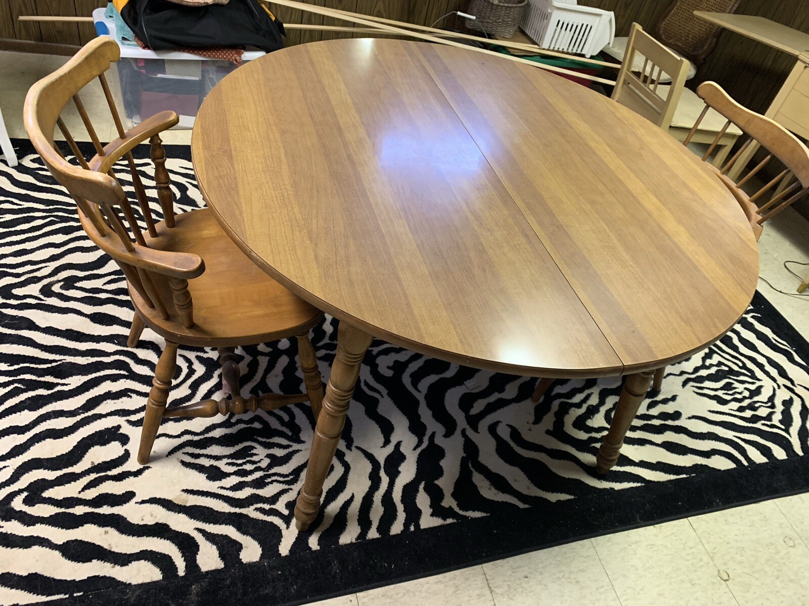 ROCKPORT KITCHEN TABLE WITH 2 SPRAGUE & CARLETON CHAIRS WITH 2 LEAFS ...