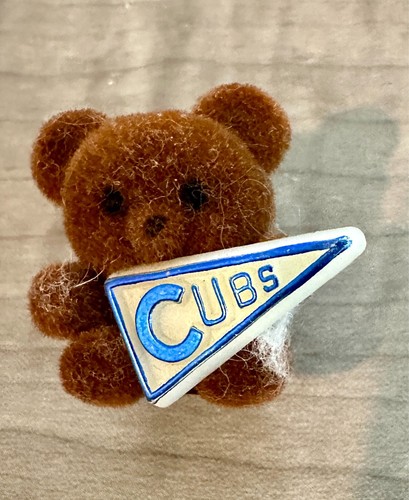 Chicago Cubs Pin VTG 1983 Velour Bear 3D Pinback RARE no hat white flag ...