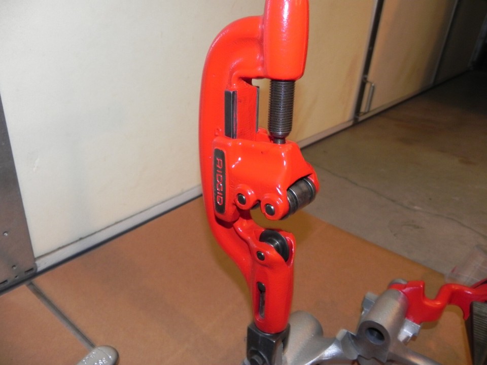 RIDGID 300 Carriage, 360 cutter, 341 reamer, 2 univ. die head rigid ...