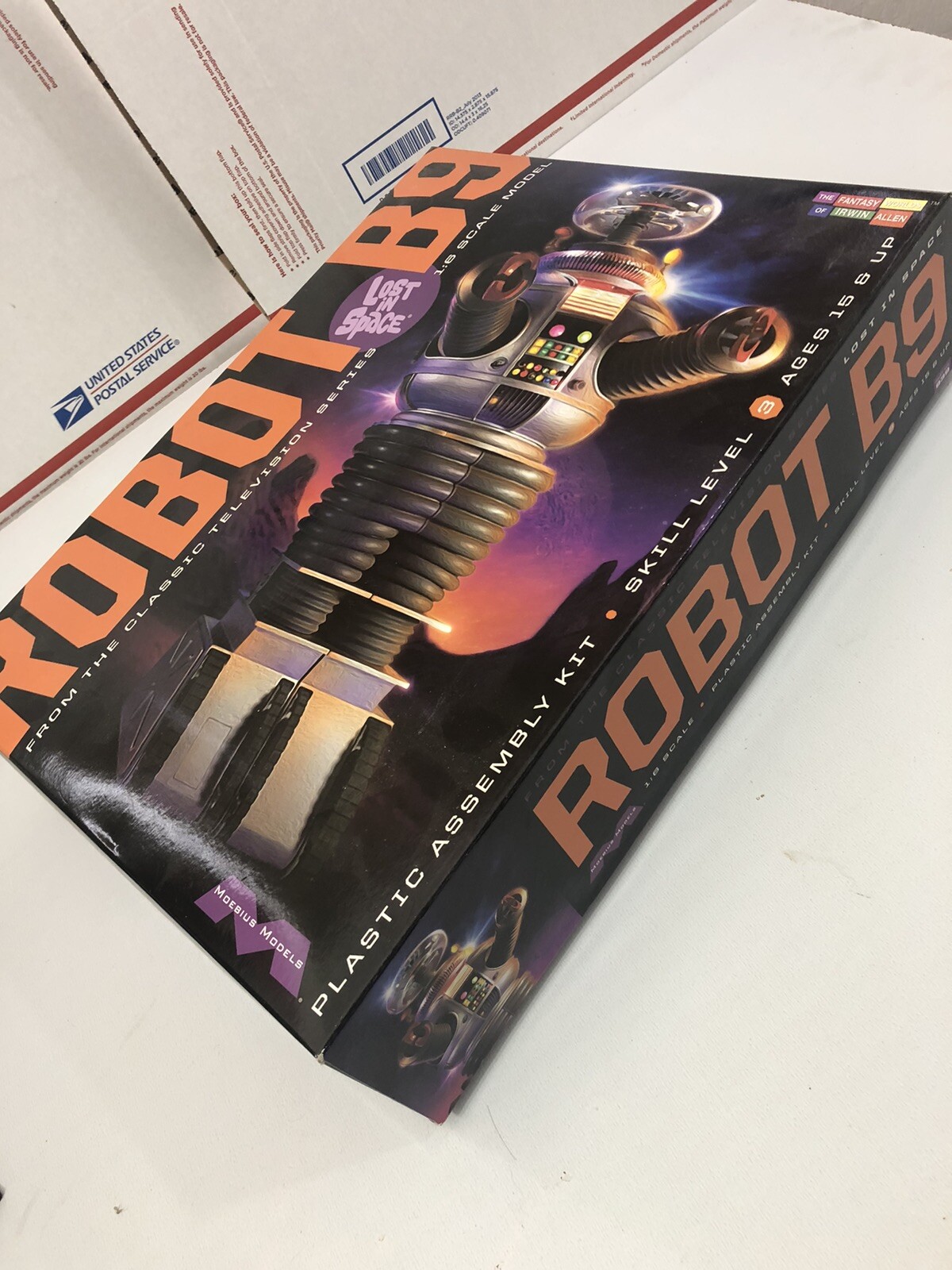 Original Lost In Space Robot B9 1:6 scale Moebious model kit 939 NEW ...