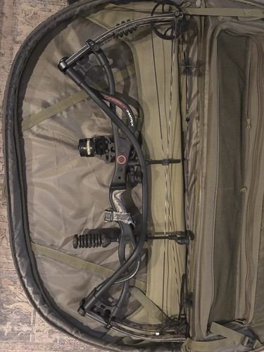 Hoyt Carbon Matrix Compound Bow 28.5 Draw RH Rated At 60 Pounds With ...