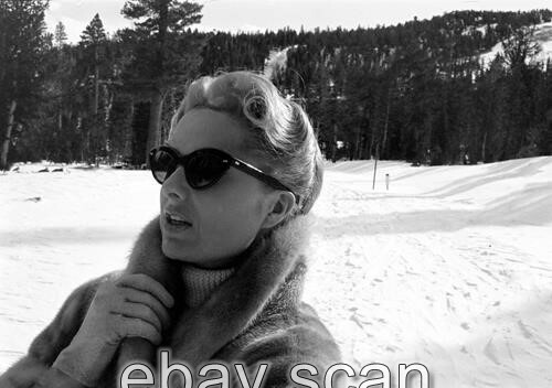 MARTHA HYER GORGEOUS IN SNOW IN HER MINK FUR COAT 8X10 PHOTO 9-1 | eBay