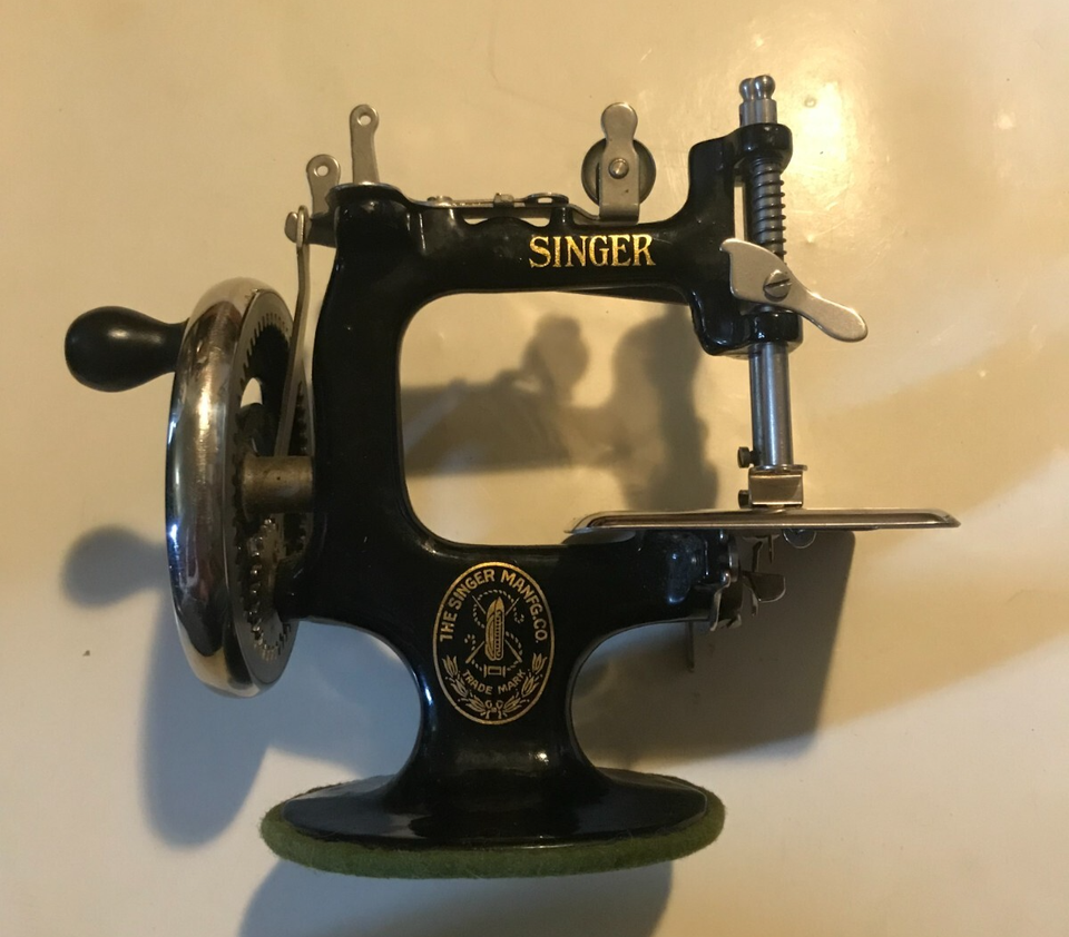 1920's Antique Singer Childs Sewing Machine Model 20 Black Cast Iron ...
