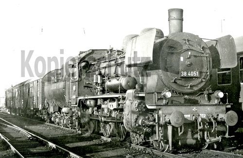 Dampflok Foto - 38 4051 im Heimat-Bw Regensburg mit Hilfszug, 1959 | eBay