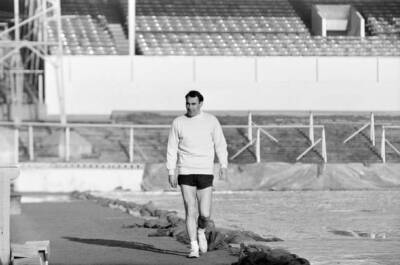 Alan Gilzean Spurs new signing from Dundee 1964 Old Photo 1 | eBay UK