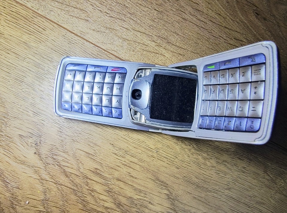 Nokia 6820b Flip phone with qwerty keyboard fOR PARTS missing buttons ...