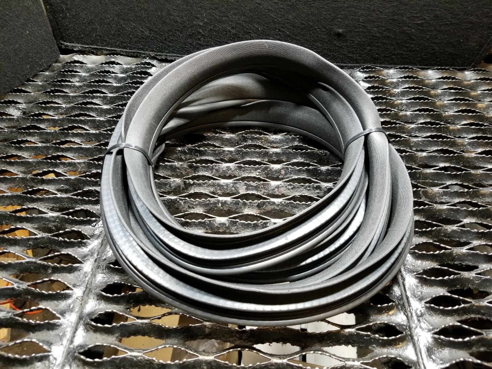 10 11 12 13 Mercedes W212 E350 REAR LEFT DRIVER DOOR WEATHER STRIP SEAL ...