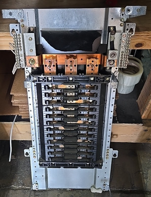 GE 225 Amp MLO PanelBoard INTERIOR NO COVER 480V 3 Phase 4 Wire 24 ...