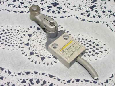 Omron D4C-1620 Limit Switch, 4 Wire, Roller Head, Electrical Lead Cut ...