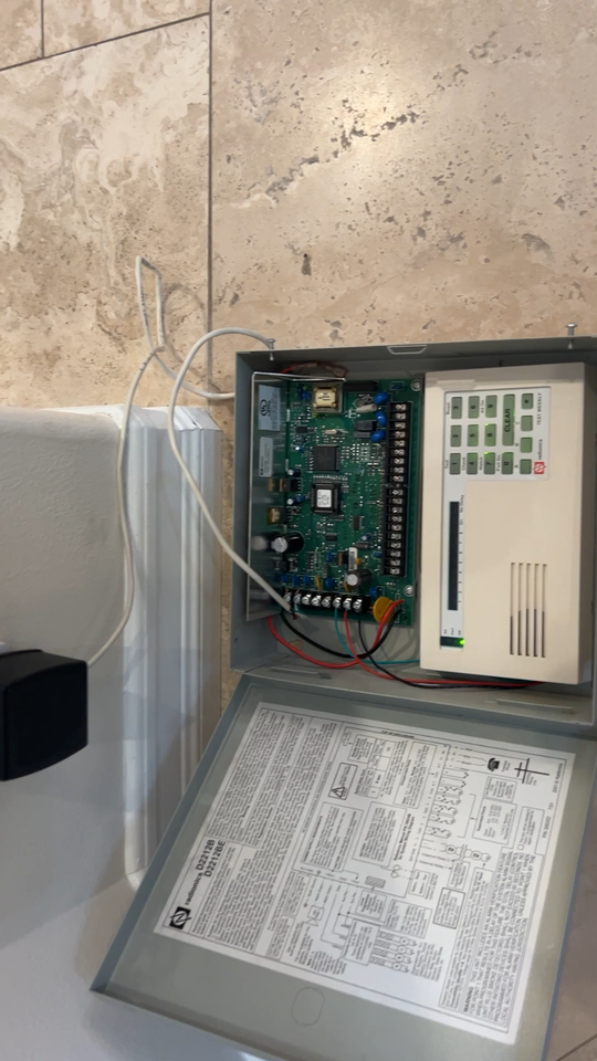 Bosch Radionics Security Burglar Alarm System D2212BE D220A 2 Keypads ...