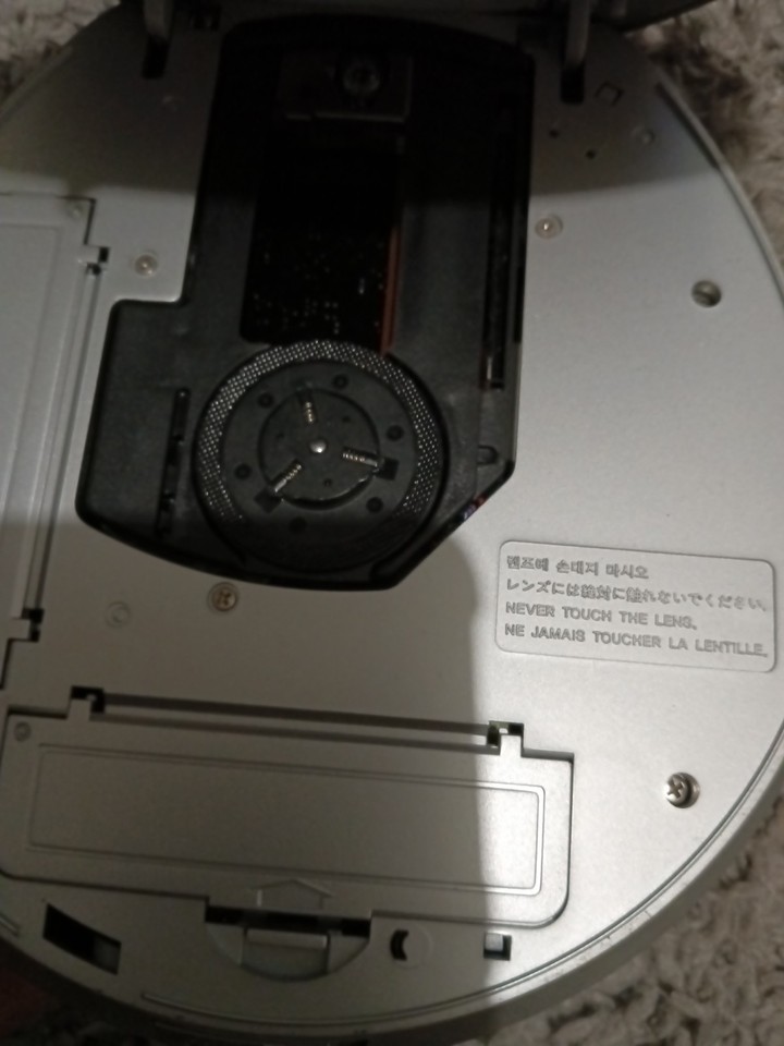 iRiver SlimX Portable MP3/WMA/CD Player With FM Tuner Design By Inno ...