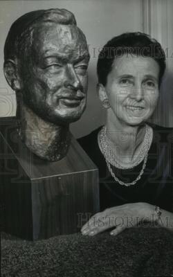1963 Press Photo Marianne Lauer, artist, with bust of Major General ...