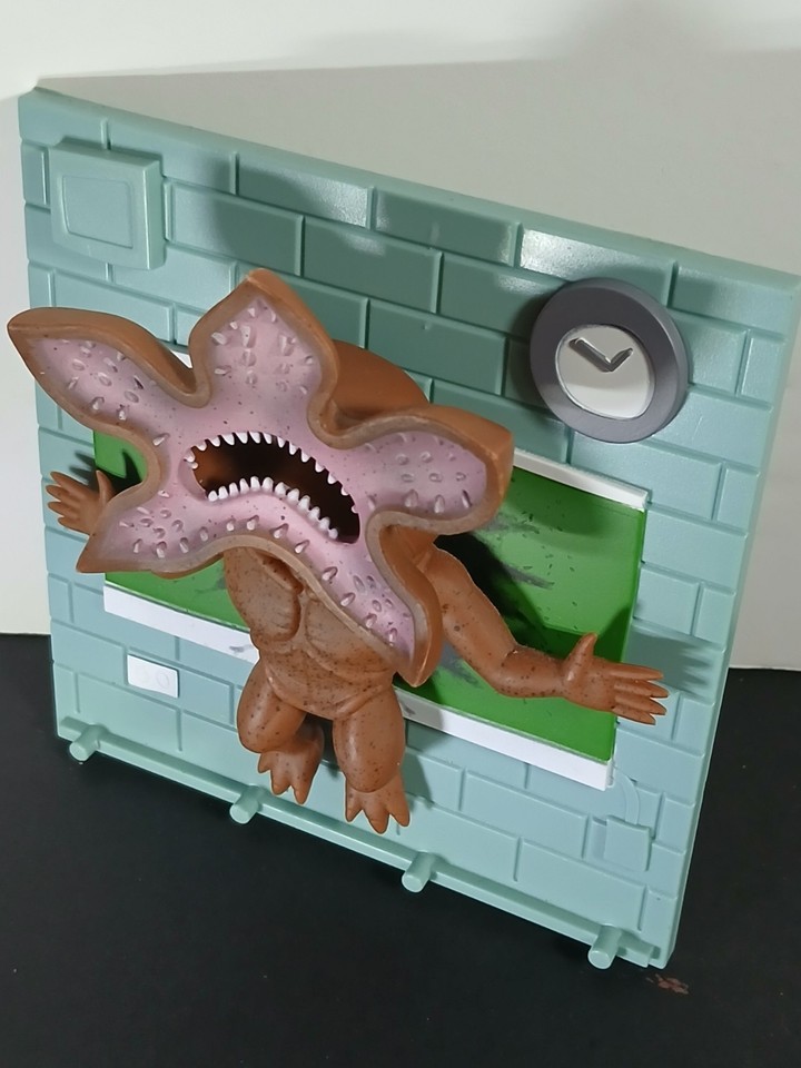 Stranger Things Eleven vs Demogorgon Diorama Loot Crate Exclusive Not ...