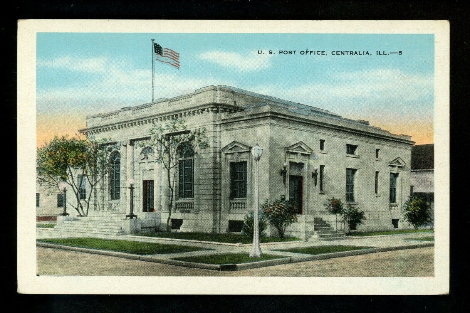 Post Office postcard Illinois IL Centralia flag street lamps trees ...