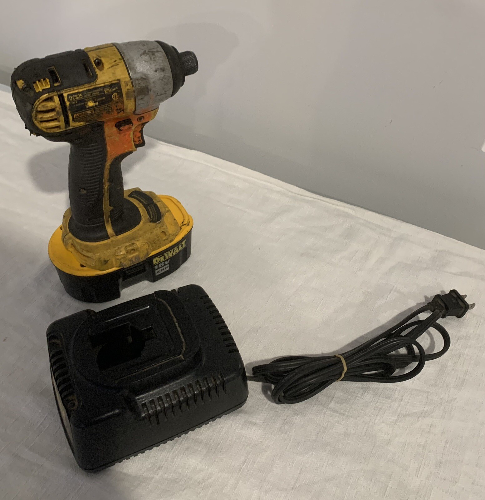 DeWalt DC825 18 Volt 1/4"6mmHeavy Duty Cordless Impact Driver W/ Batt ...