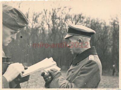 Foto, WK2, Wehrmacht, Manöver in/bei Herolz, Hptm. bei Orientierung ...