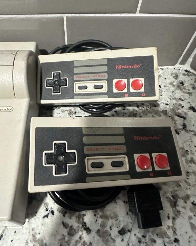 NES Nintendo Top Loader NES-101 Console, 2 Controllers and cables ...
