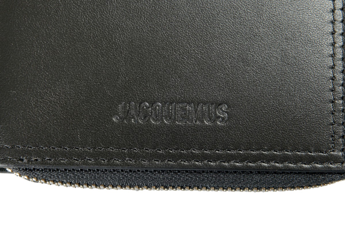 Jacquemus Le Carré Rond Lanyard Square 100% Leather Zip Jacquemus Le Carré Rond Lanyard Square 100% Leather Zip