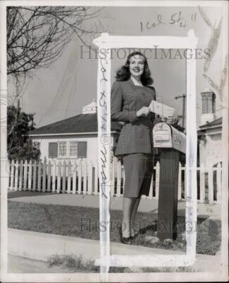 1948 Press Photo Virginia Hunter mails acceptance of Parade of Stars ...