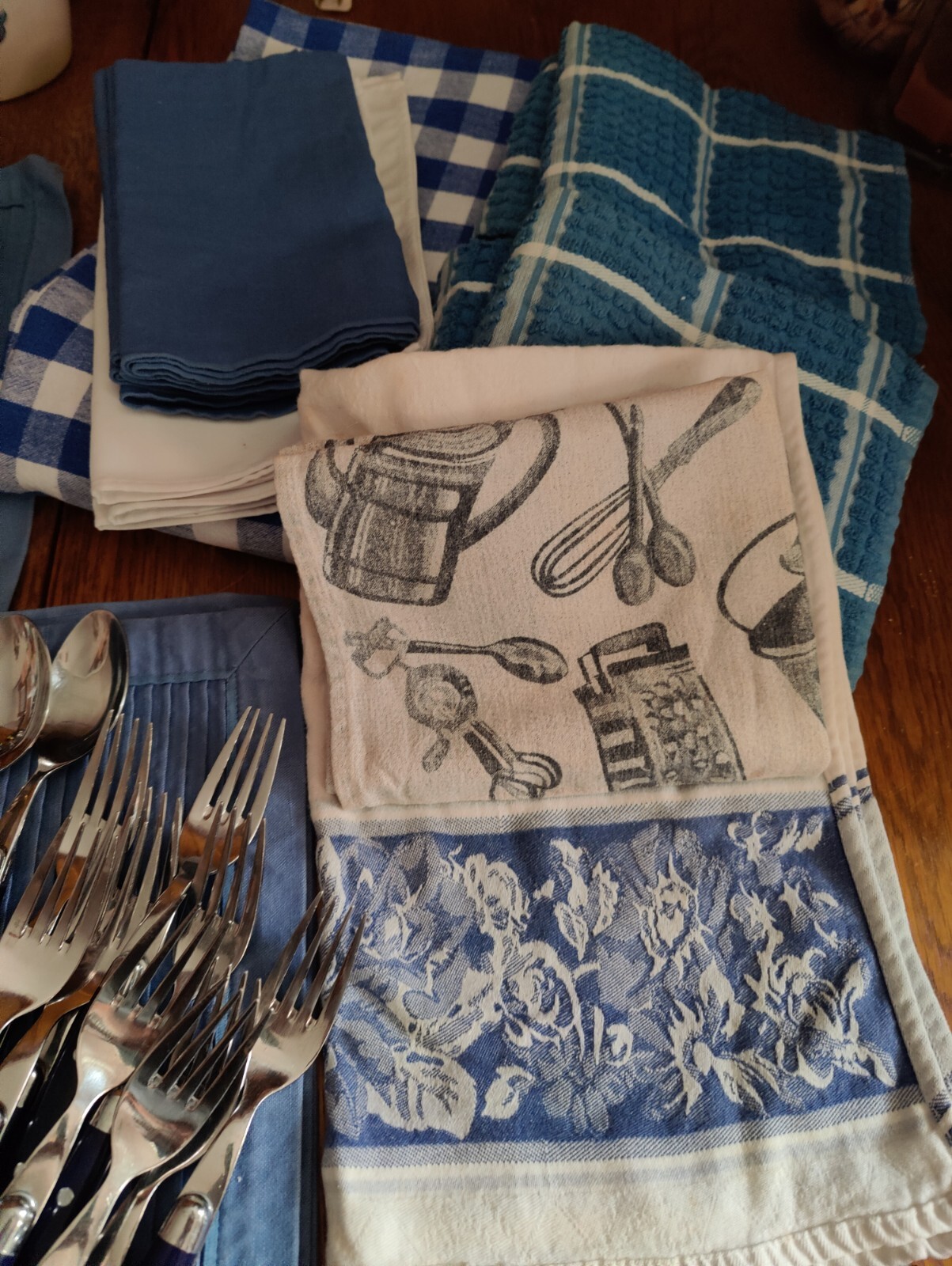 Pfaltzgraff YORKTOWNE Stainless Flatware Glasses Towels Cake Carrier ...