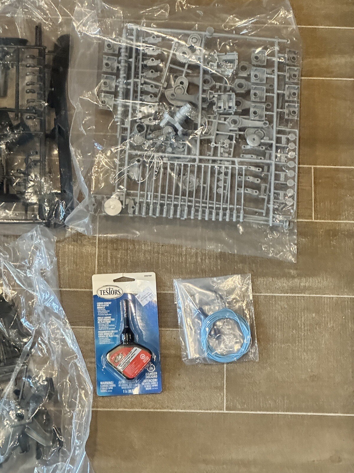 Revell Visible V-8 Engine 1/4 Scale With Moving Pistons And Crank Model ...