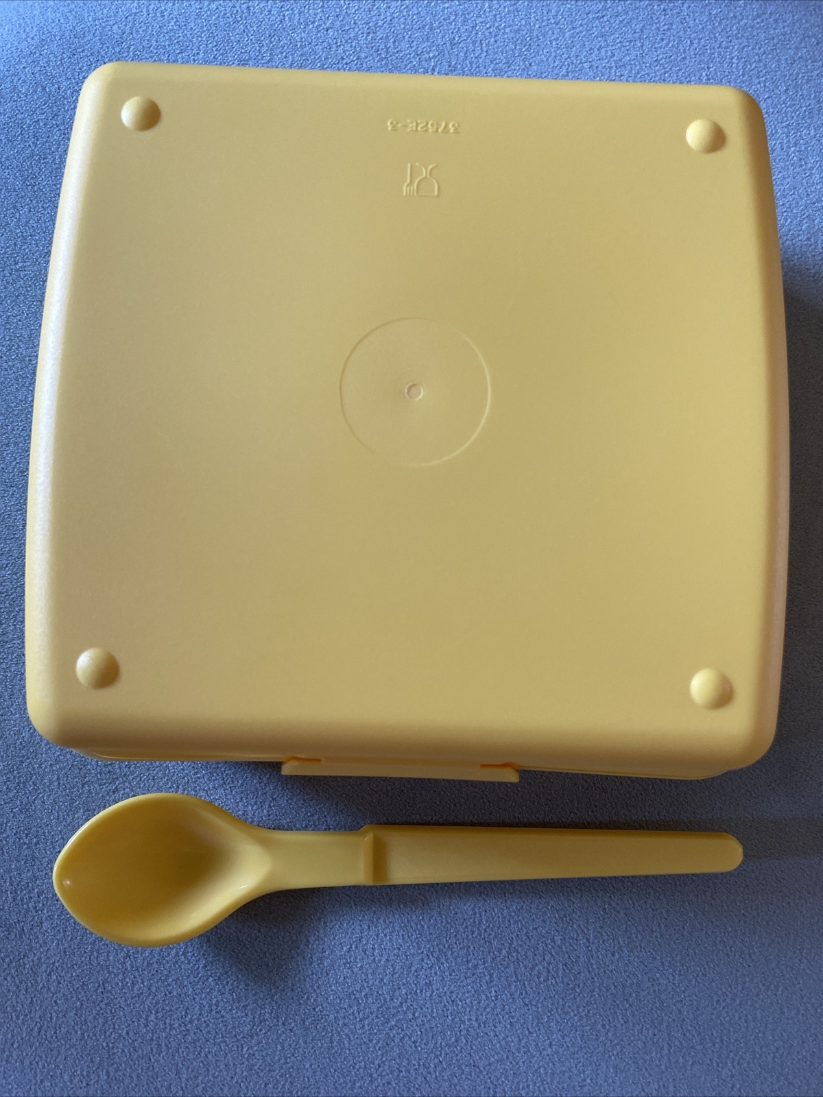 2008 TUPPERWARE SANDWICH KEEPER Madagascar Lunch Box & Spoon Never Used ...