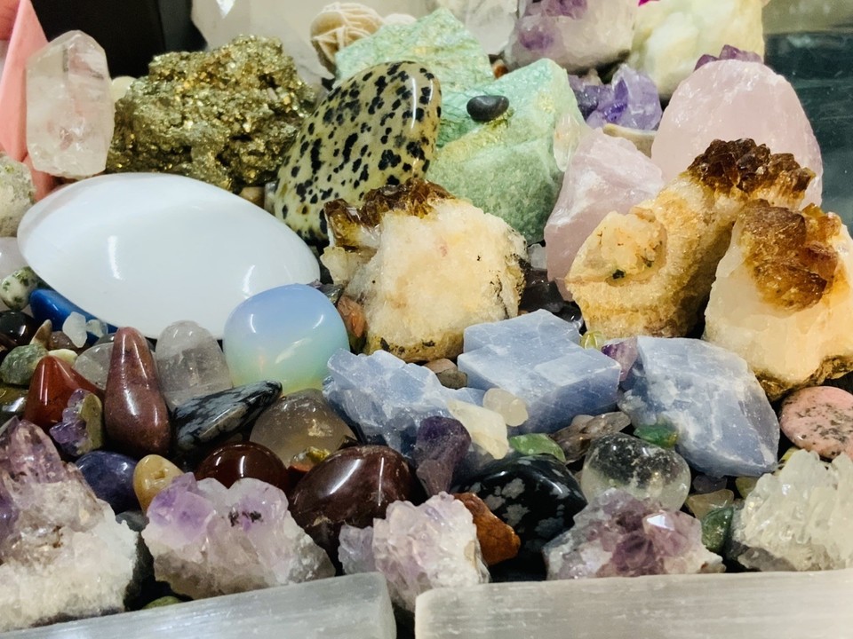 Massive Girly Bundle Of Crystals Rocks Minerals keyrings etc Joblot ...