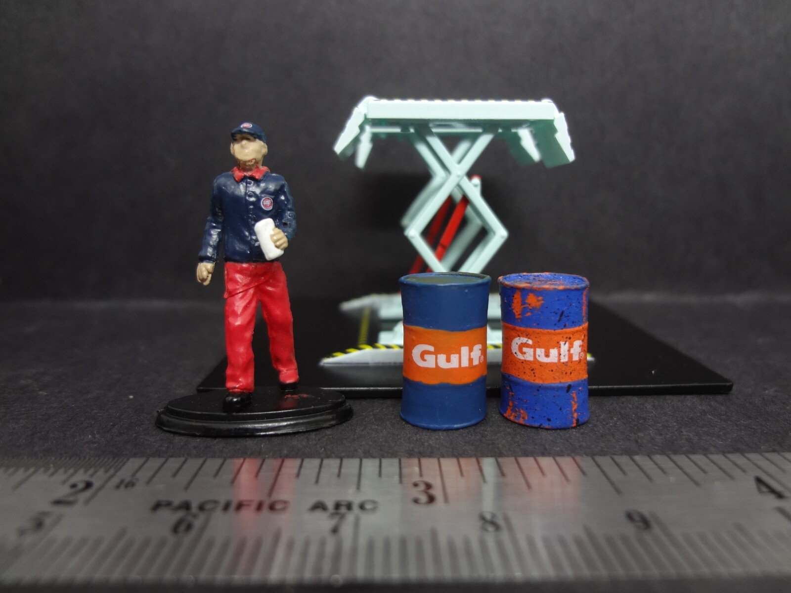 1:64 scale 2X Scissor Lifts Gulf Racing + old sty Gulf Mechanic + 2 ...