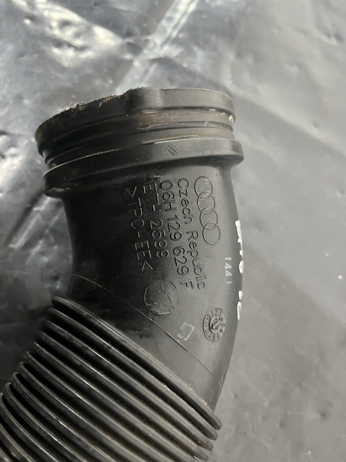 AUDI A4 B8 A5 8T 1.8 TFSI PETROL AIR INTAKE HOSE PIPE 06H129629F 2008 ...