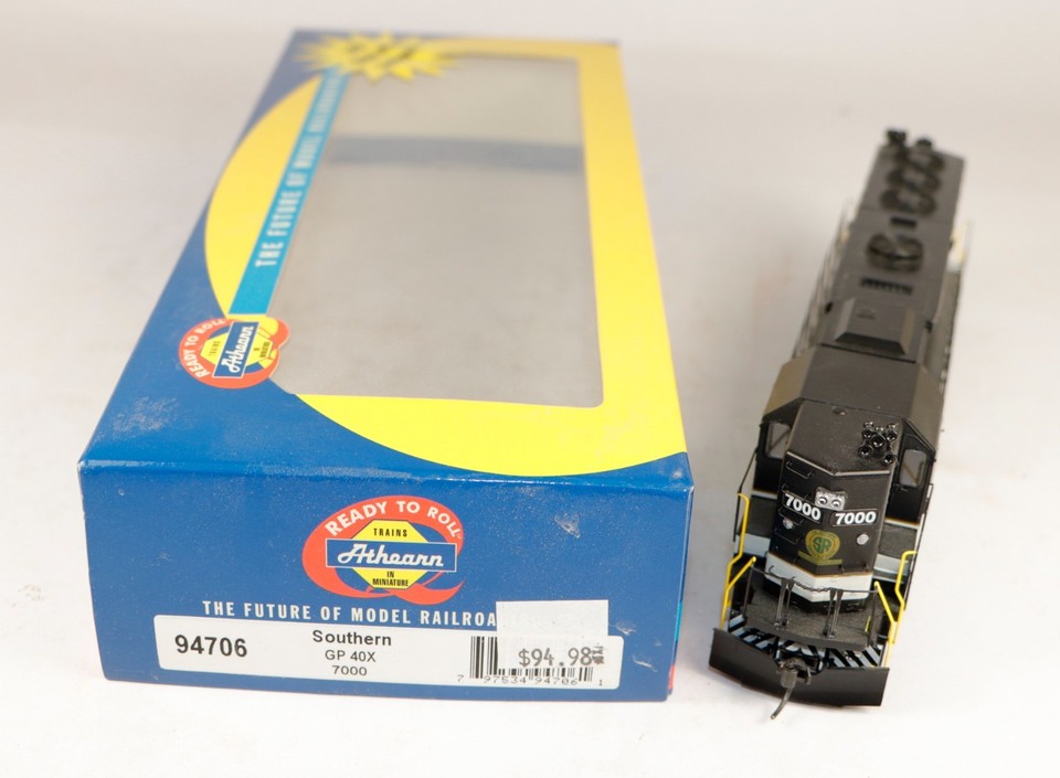 Athearn #94706 GP40X Powered Diesel Locomotive Southern #7000 1/87 HO ...