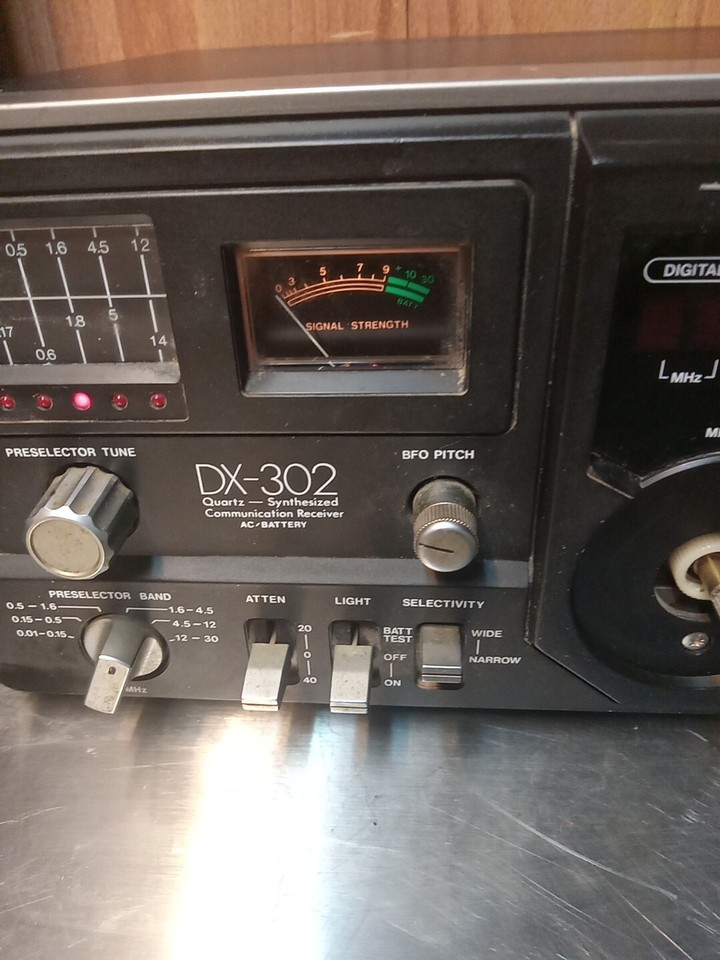 REALISTIC DX-302 COMMUNICATIONS RECEIVER 10Khz to 30Mhz Powers On (DE ...