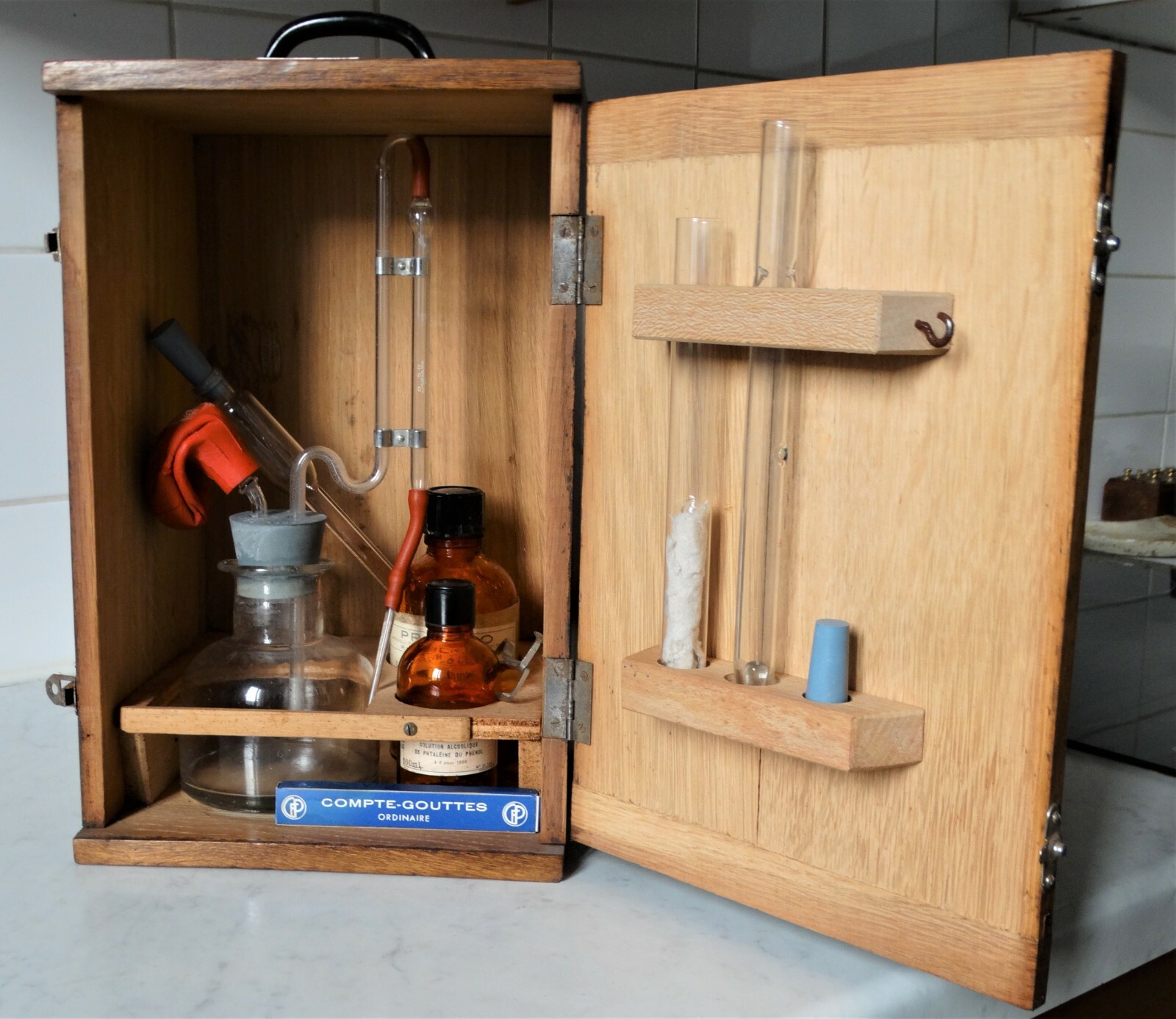 Coffret ancien chimie pharmacie Labo : verrerie + produits + boite ...