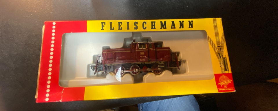 VINTAGE 1960s FLEISCHMANN HO SET LOCO NO. 1379 & 4 INDUSTRIAL/TANKER ...