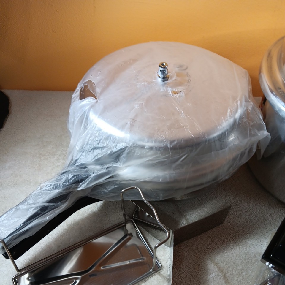 Manttra 3.8 Qt. Skillet & 7 Qt. Pressure Cooker With Lids, extra items ...