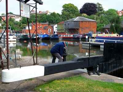 Photo 6x4 Working the Lock Worcester A boater using the lock which ...