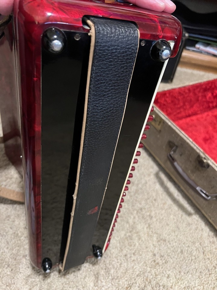 Universal Accordion Vintage, includes case. Great Shape! Sounds Great ...