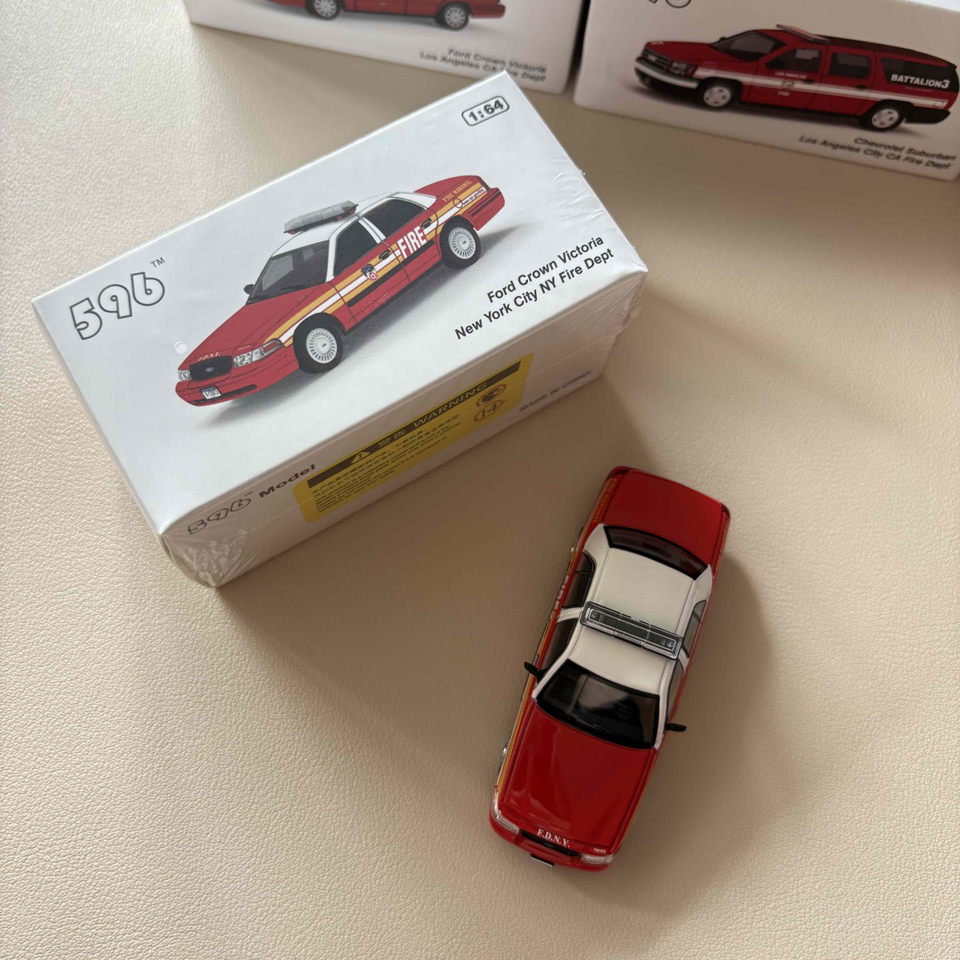 596 model 1:64 Red Ford CV CROWN VICTORIA Fdny Fire Diecast Model Car ...