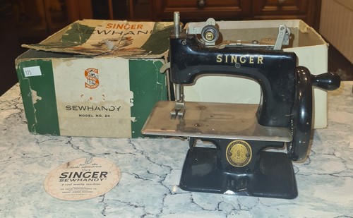 SINGER 20 SEWHANDY TOY Child's Miniature SEWING MACHINE Black Excellent ...