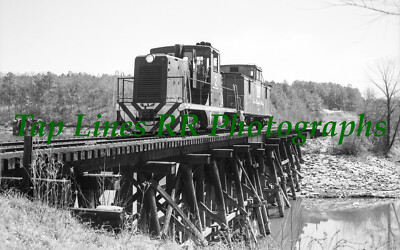 Hartwell Ry #2 GE 44 tons 2-6-0 on trestle with caboose 11-28-1969 New ...