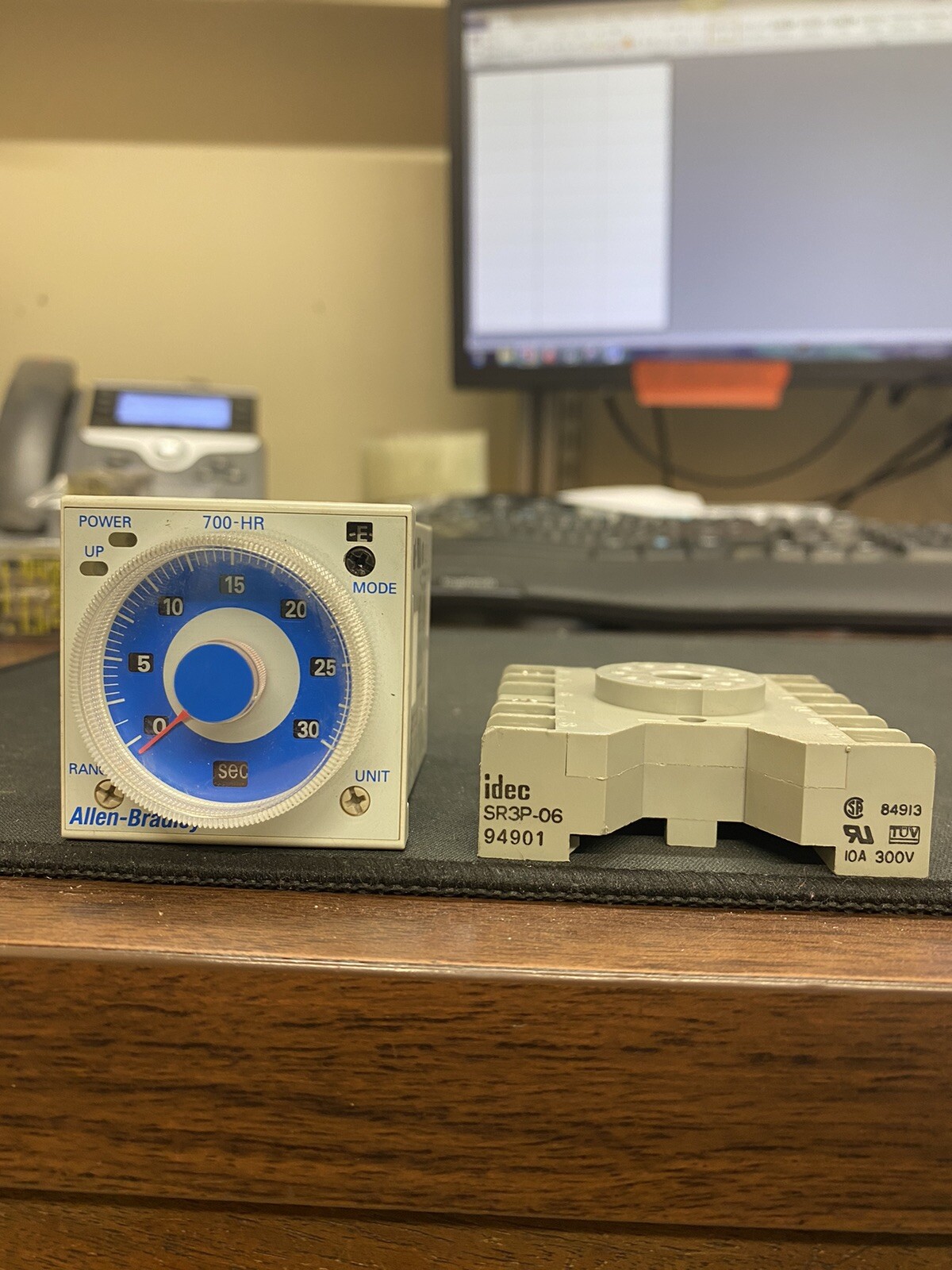 ALLEN BRADLEY 700-HR52TA17 MUTLI-FUNCTION TIMING RELAY WITH IDEC SR3P ...