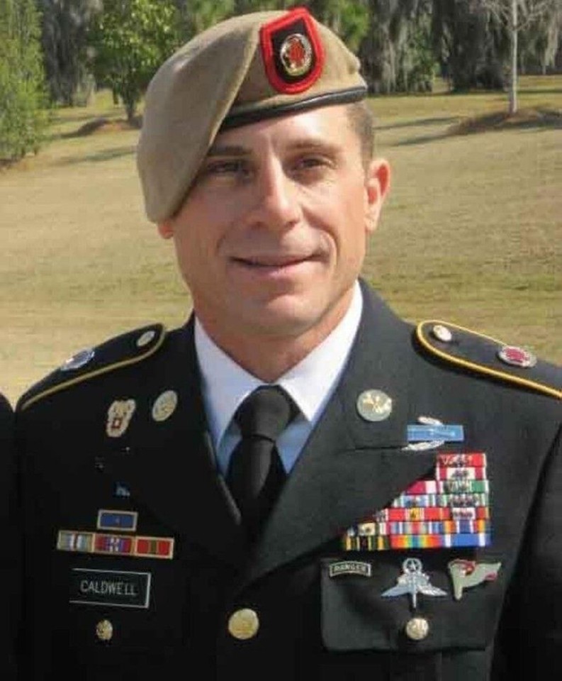 US ARMY SPECIAL OPERATIONS COMMAND AIRBORNE SAND COLOUR BERET INSIGNIA ...