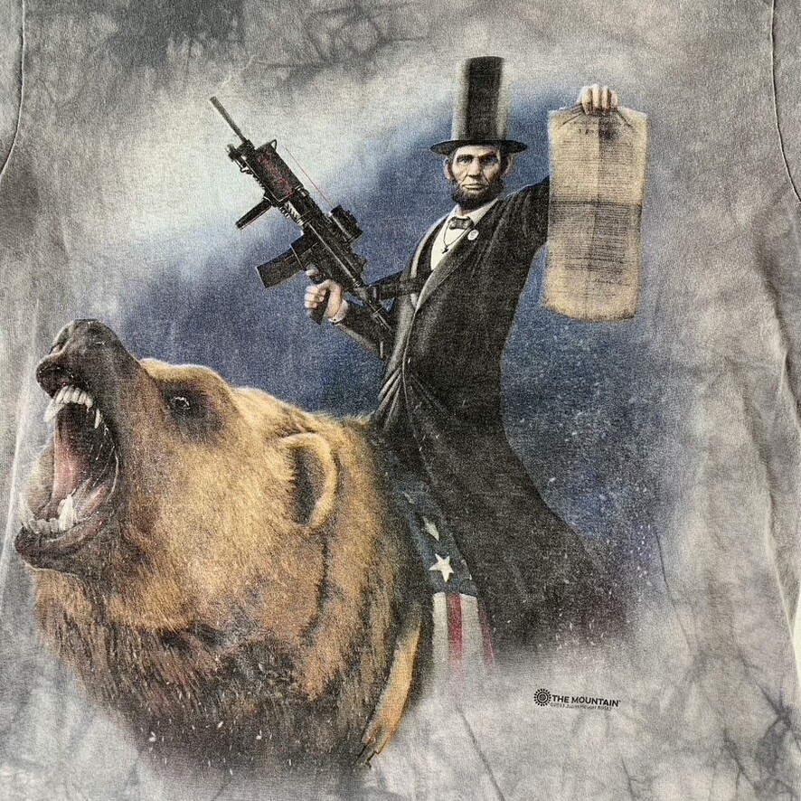 The Mountain Men's Abe Lincoln Grizzly Bear USA T-Shi… - Gem