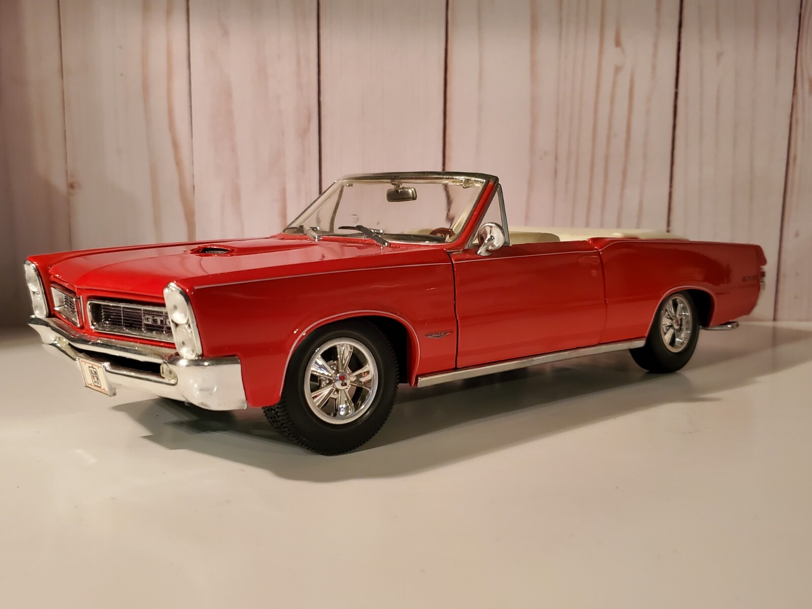 Maisto 1965 Pontiac GTO Hurst Shifter Convertible 1:18 Scale Diecast ...