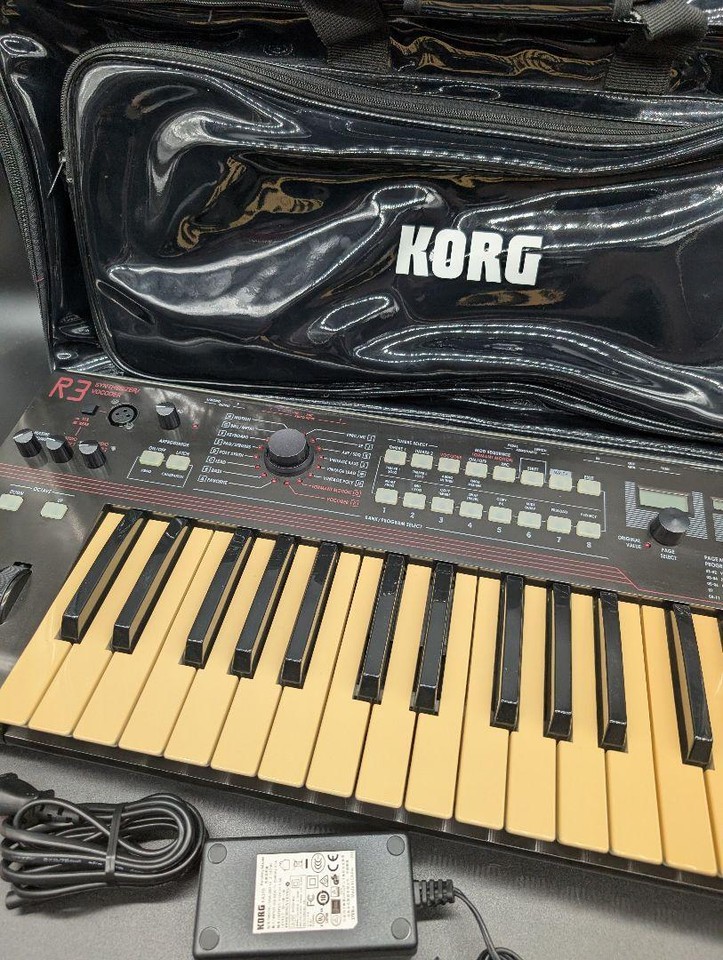 Korg R3 Keyboard Synthesizer Vacoder Black keyboard Music Instruments ...