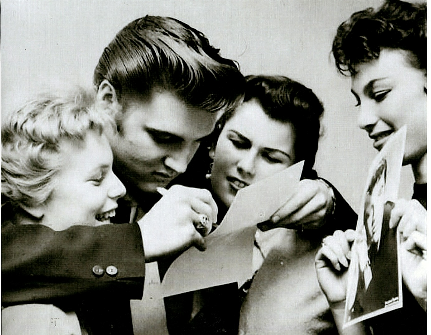 8x10 BLACK & WHITE PHOTO of ELVIS PRESLEY Signing Autographs | eBay