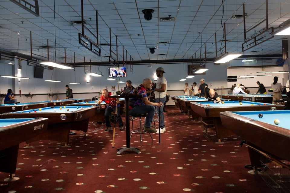 POOL TABLE BRUNSWICK GOLD CROWN 3 MAPLE parts full frame,legs,center ...