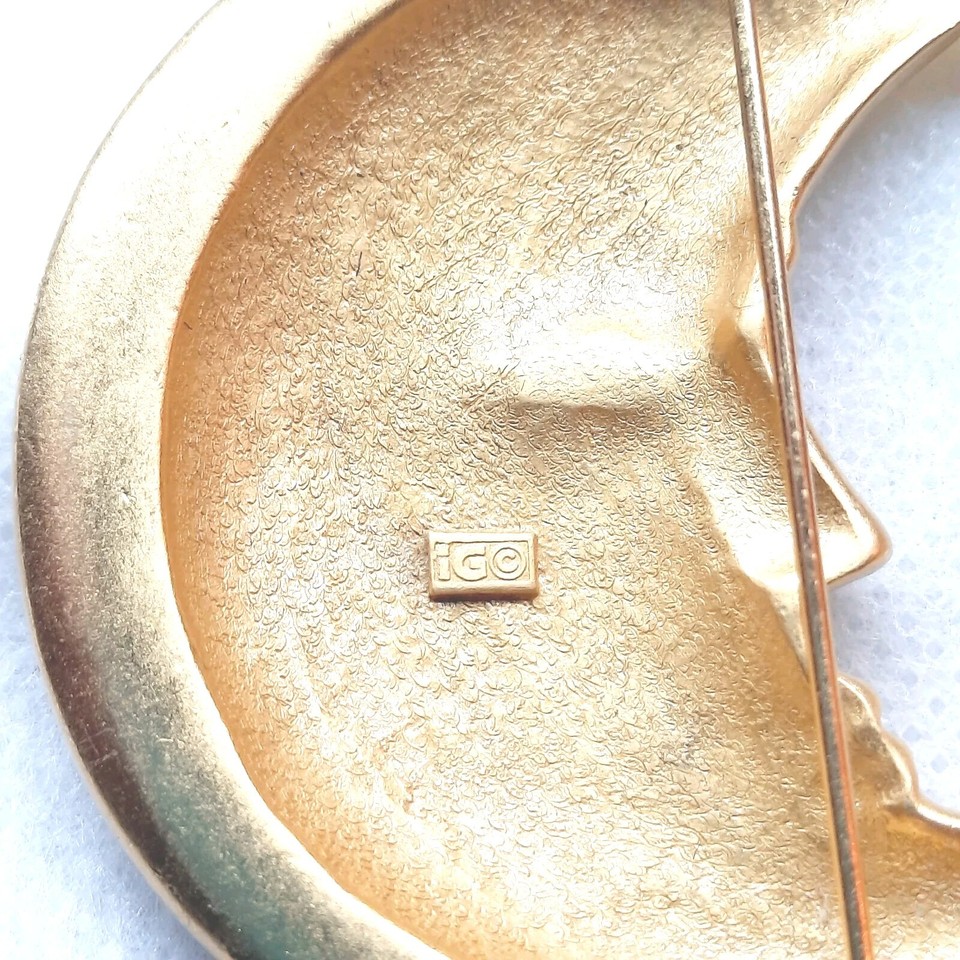 11K17 JOLIE BROCHE LUNE CREATEUR IRINA GOUDKOVA SIGNE IG VINTAGE DORE ...