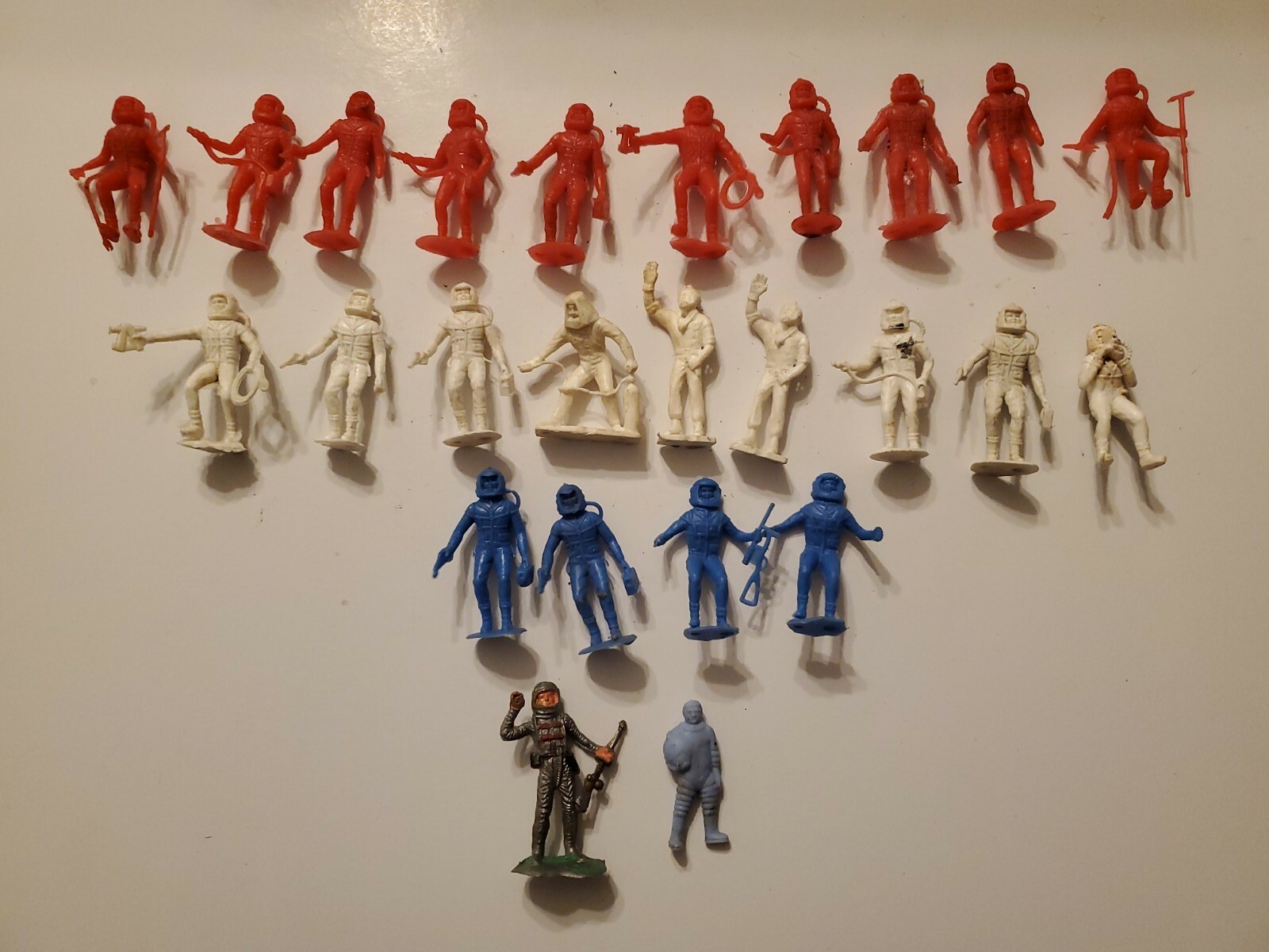 Marx MPC Spacemen Astronauts Red White Blue Vintage Lot of 25 Figures 2 ...