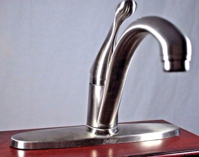 Delta 140-SSWE-DST Single Handle Kitchen Faucet Less Spray (Stainless ...